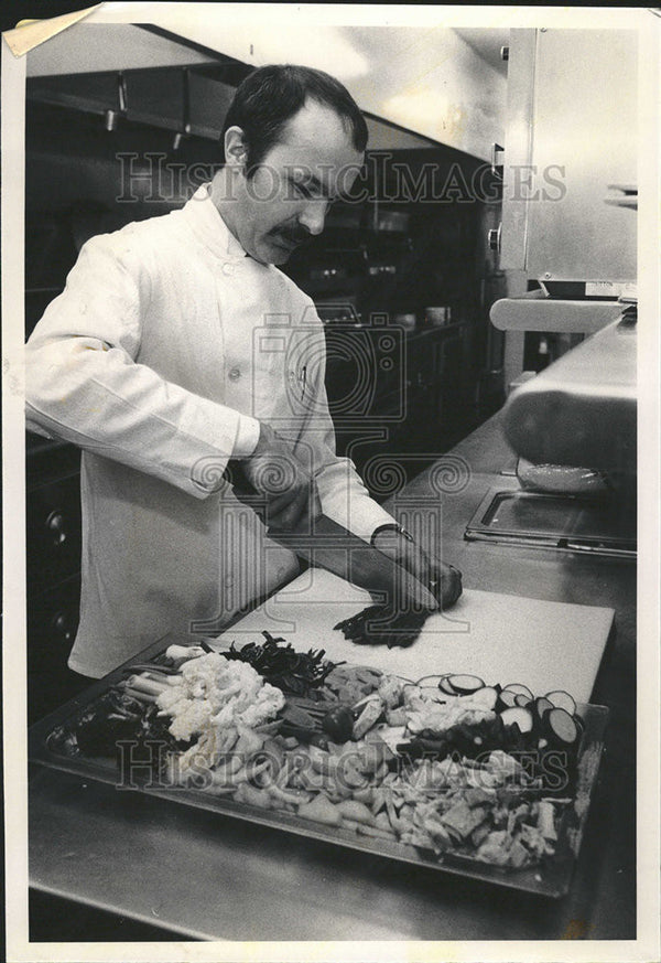 1981 Press Photo Chef Micheal Russell of Meriwethers chops vegetables ...