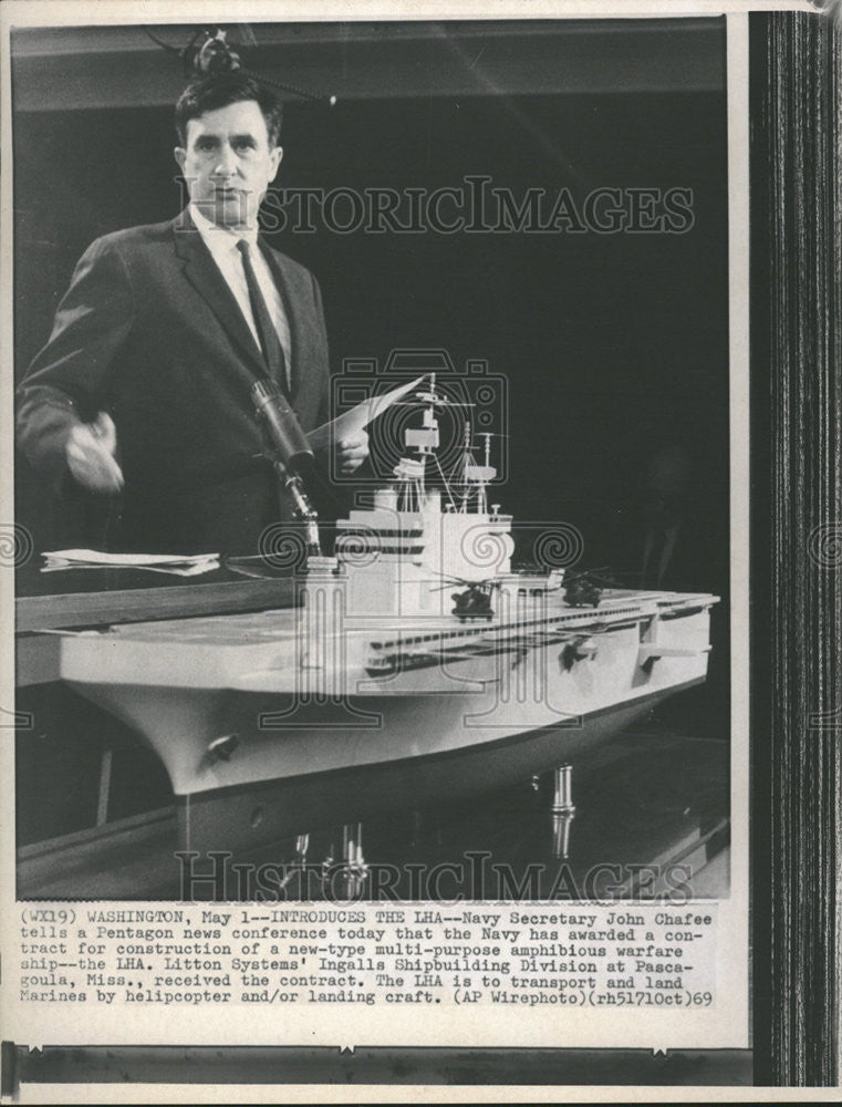 1969 Press Photo Navy Secretary John Chafee pentagon awarded Litton Sh ...