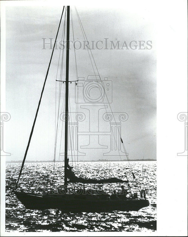1986 Press Photo early morning sun magic water crews unfurl sails boat ...