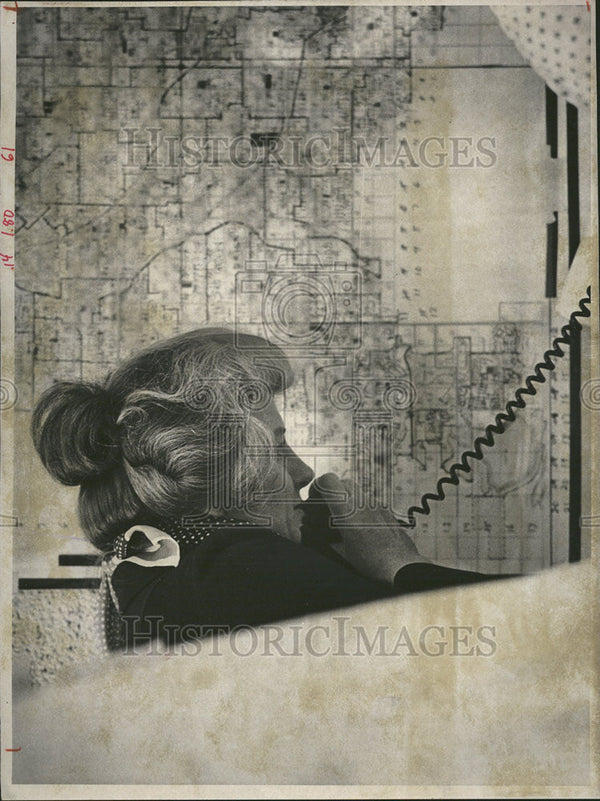 1974 Press Photo Mrs Viola Hall school secretary take phone call deseg ...