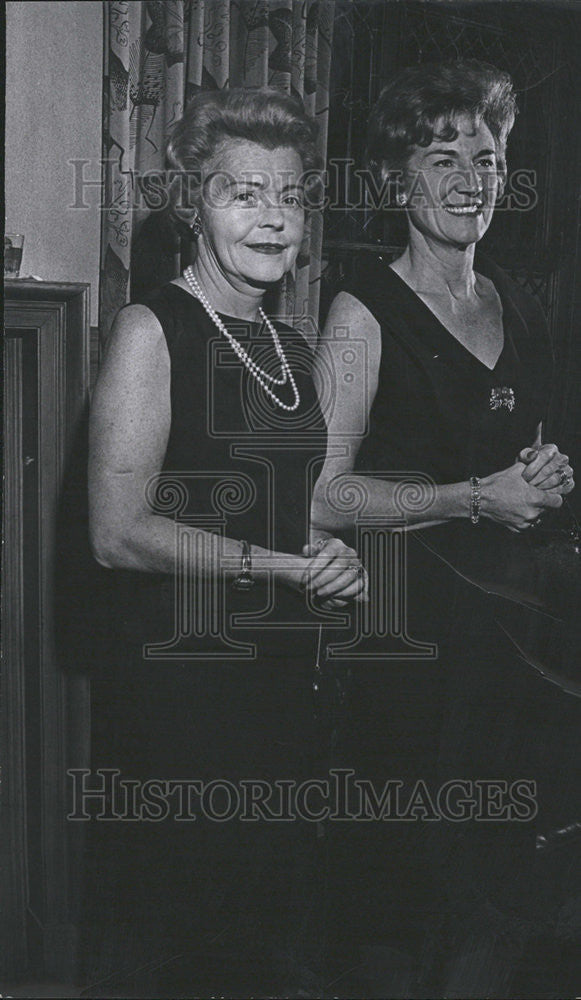 1985 Press Photo Mrs Melvin Roberts Mrs Donald Magarrell Dinner meet c ...