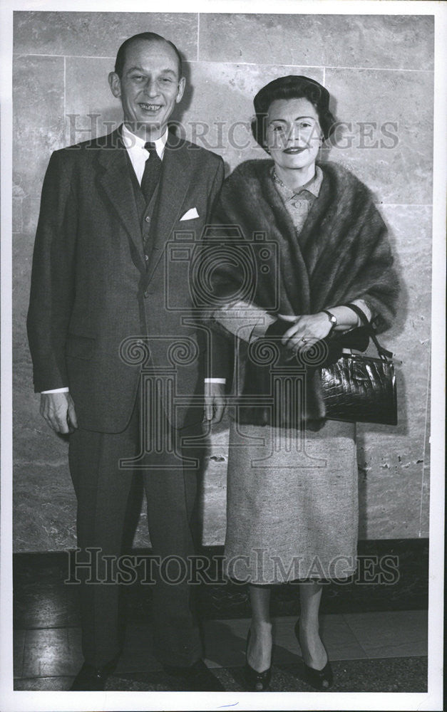 1957 Press Photo Melvin Roberts Wife pose - Historic Images