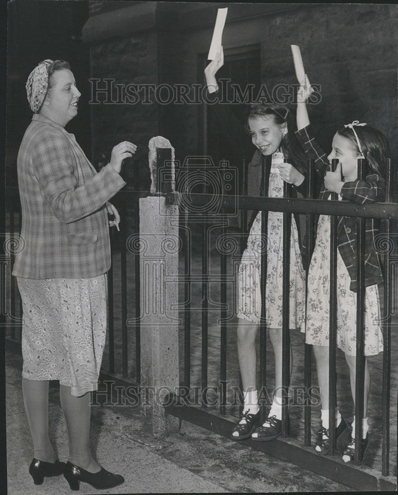 1944 Press Photo Clara Meyers, 10, And Her Sister, Mary, 7, Wave Trans ...