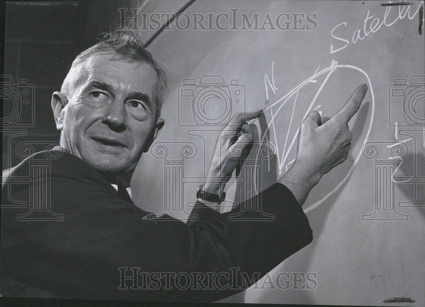 1956 Press Photo Geophysicist Chapman Discussing American Satellite ...