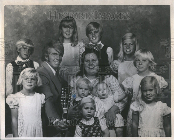 1974 Press Photo Collard Family Portrait Father Holding Guitar ...