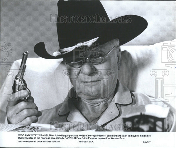 1981 Press Photo John Gielgud Portrays Hobson In "Arthur" - Historic Images