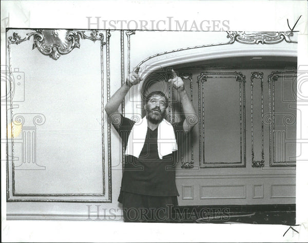 1988 Press Photo Ray Shepardson director Interior renovation towel nec ...