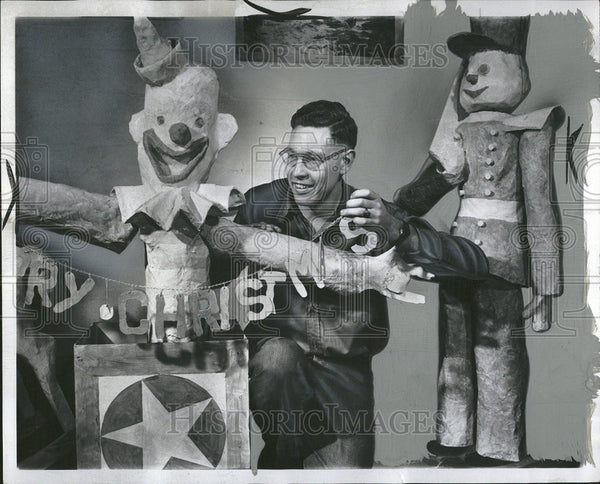 1953 Press Photo Lloyd Vyse prepare Santa workshop scene jack figure m ...