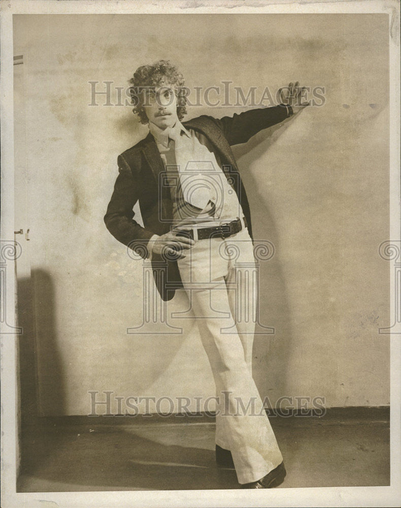 1972 Press Photo Bryan Foster wear suit pose Millard Smith Photographe ...