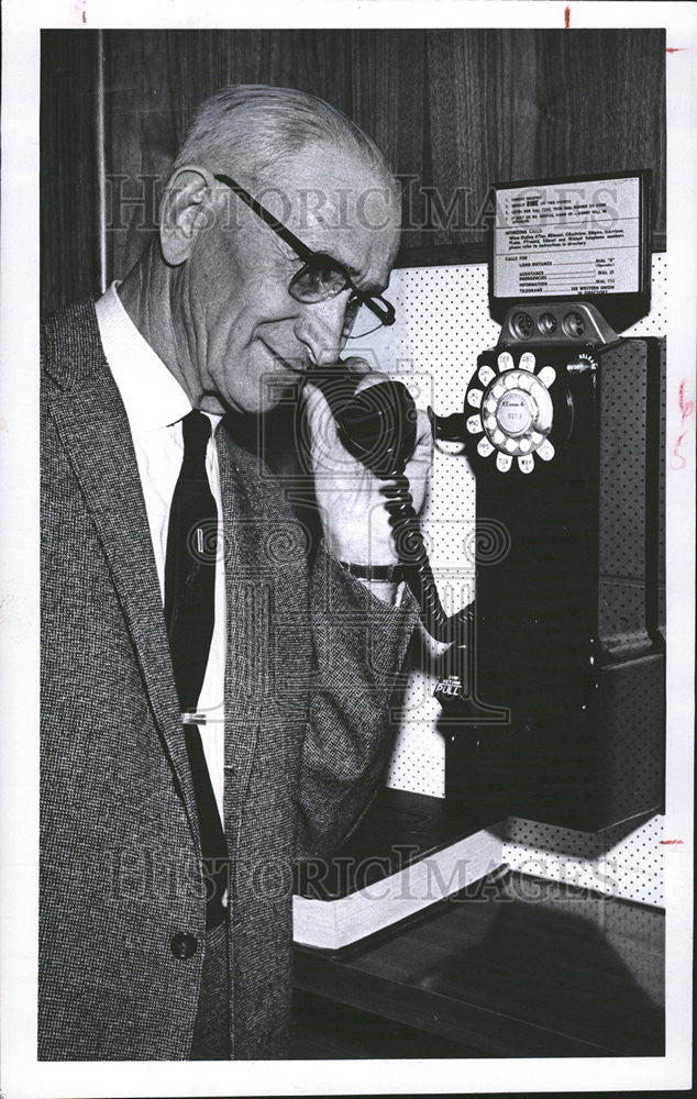 1960 Press Photo Rep Carl Magnuson Makes A Call Home - Historic Images