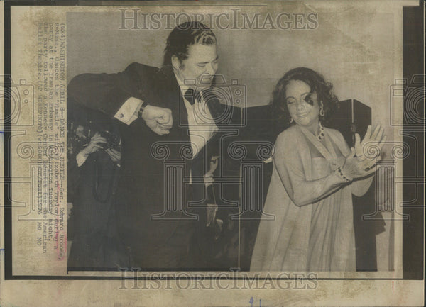 1976 Press Photo Edward Brooke Embassy Washington Hustle Elizabeth Mas ...