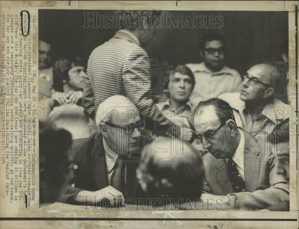 1974 Press Photo Vice President Clarence Cagle Talks Chief Steward Rom ...