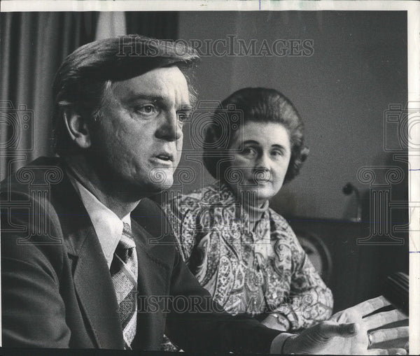 1973 Press Photo Gov Daniel Walker Mrs Jenny Alderman public health ex ...