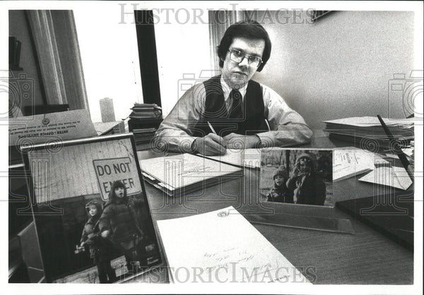 1980 Press Photo Jeff Atkinson desk picture daughter Tara Abigail chil ...