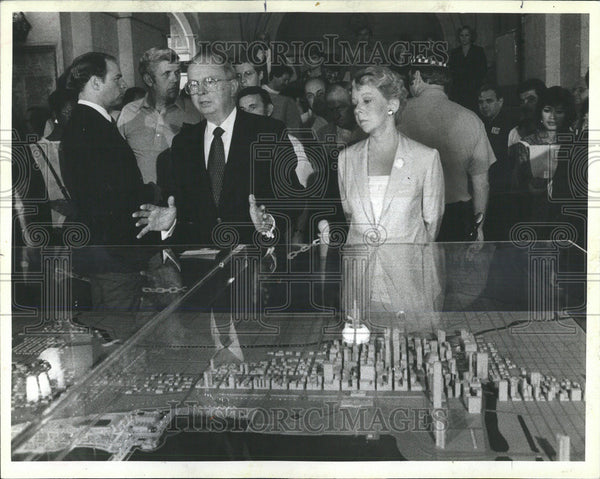 1982 Press Photo Byrne Worlds Fair Chairman Thomas Ayers model Worlds ...