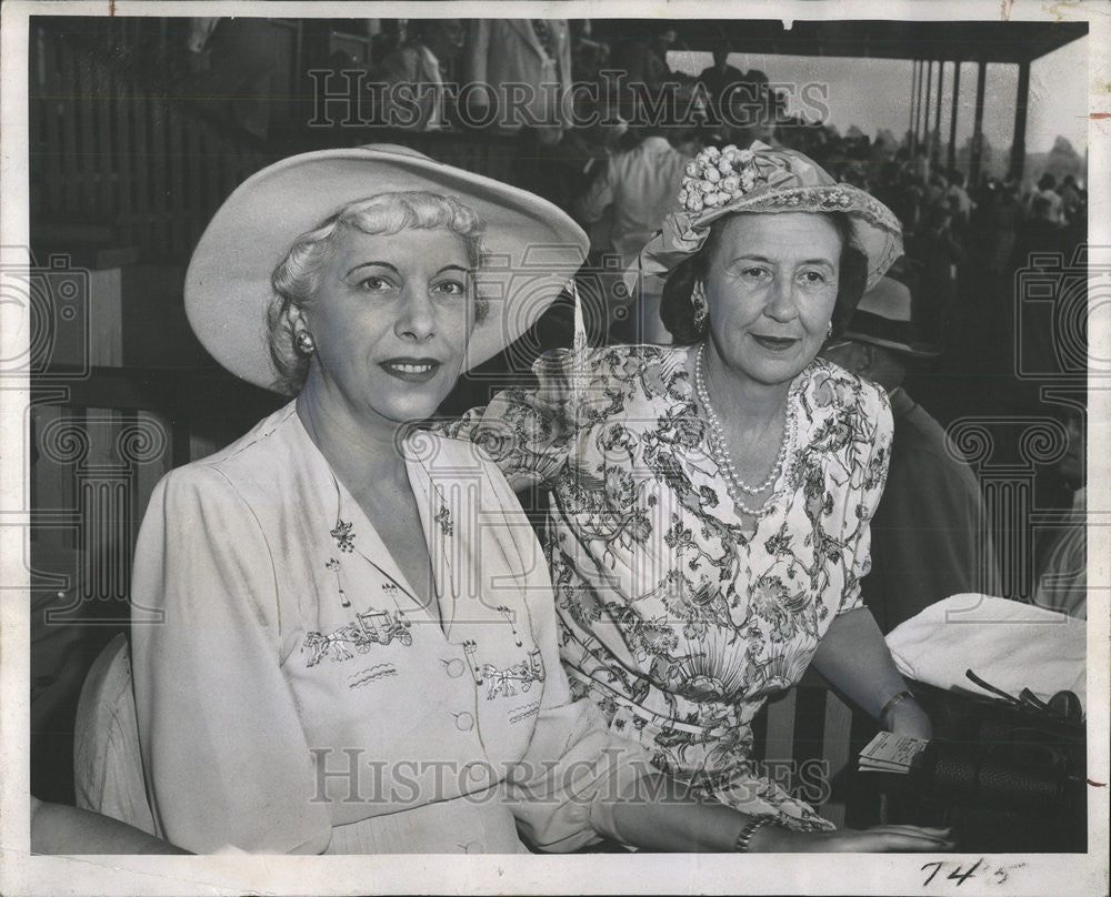 1947 Press Photo John Knight Warren Wright Arlington paddock club gues ...