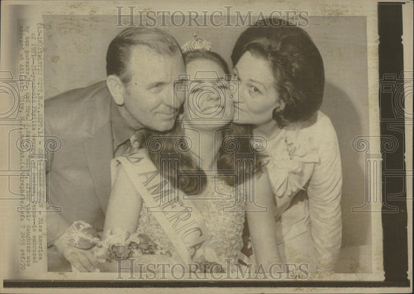 1970 Press Photo Phyllis George Is Embrace By Parents After Crowned At ...