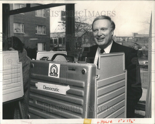1986 Press Photo Atty. Gen.Neil Hartigan casting his ballot at Loyal U ...