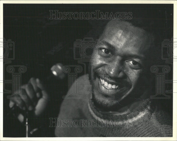 1987 Press Photo Chicago comedian Aaron Freeman razzing strangers chil ...