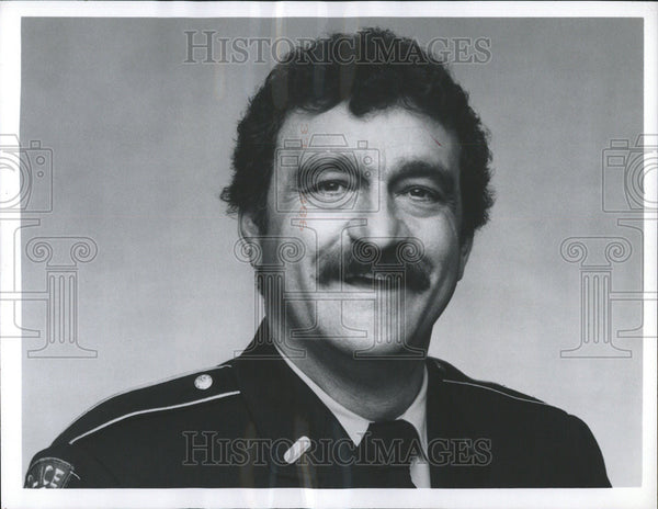 1977 Press Photo Victor French Stars As Police Chief Roy In Carter Cou ...