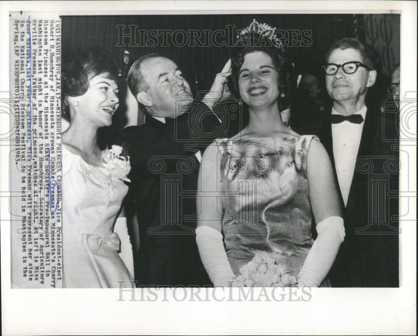 1965 Press Photo Hubert H.Humphrey Crowns Connie Freeman as Cherry Blo ...