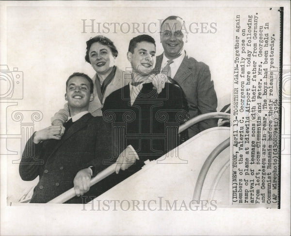 1954 Press Photo Idlewild Airport Valeriu Georgescu Family Clementin p ...