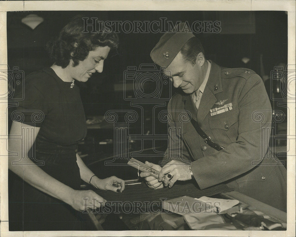 1943 Press Photo Lieutenant Colonel Henry Lane Purchase From Freda Sco ...