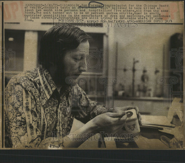 1975 Press Photo Dr Ron Foreman toxicologist Chicago Board Health Sodi ...