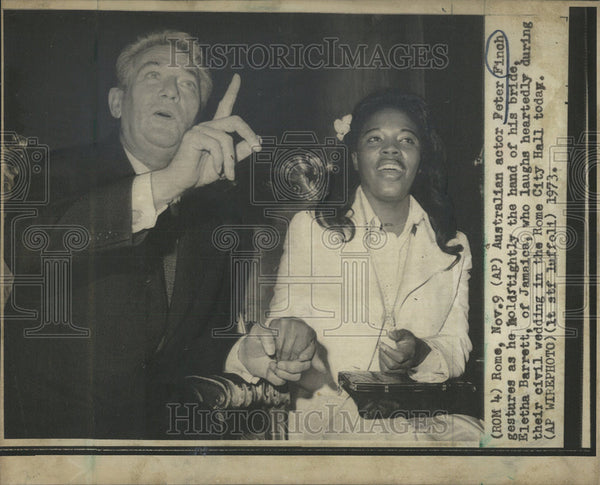 1973 Press Photo Australian Actor Peter Finch Bride Eletha Barrett Rom ...