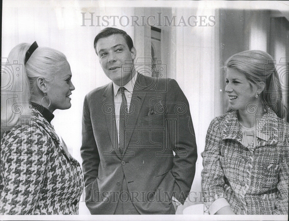 1966 Press Photo Singer Nancy Ames Peter Duchan Hilton - Historic Images
