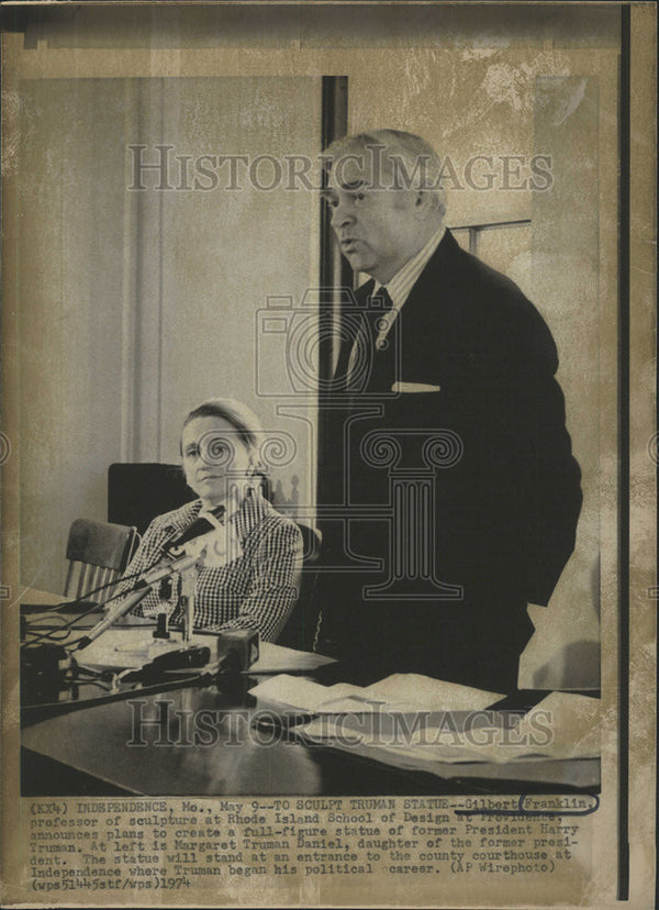 1974 Press Photo Gilbert Franklin Rhode Island Design Margaret Truman ...