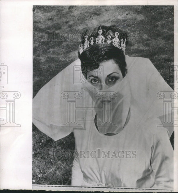 1963 Press Photo Margo Solomon wearing crown part of Catherine The Gre ...