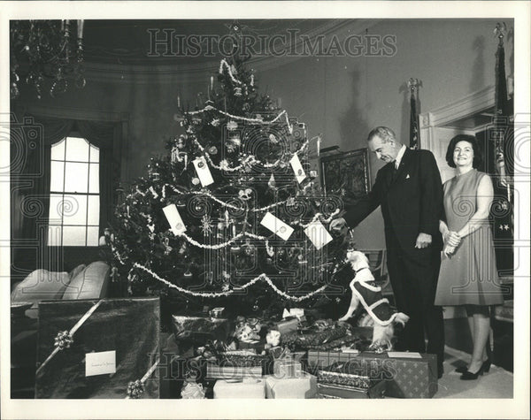 1985 Press Photo Lyndon Johnson family Christmas tree White House floo ...