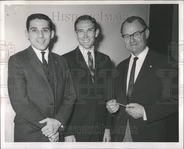 1963 Press Photo Jim Beatty Los Angeles Track Club teannmate Merle McG ...