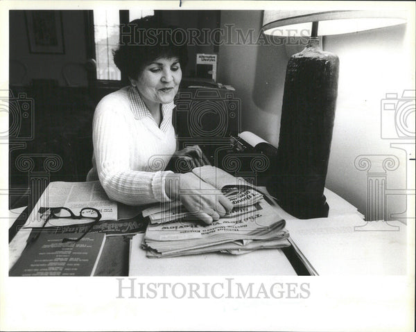 1964 Press Photo Harriet Gross Commuter Marriage Olympia Fields Home ...