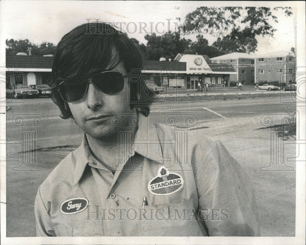 1973 Press Photo Service Station Gary Lindmeier White Hen Pantry Robbe ...