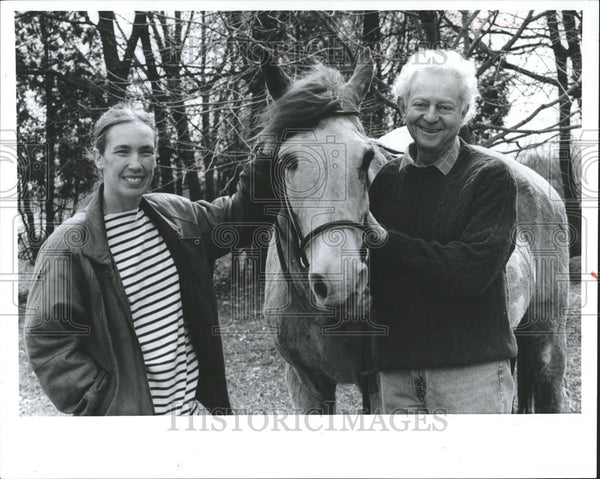 1994 Press Photo Lederman wife Ellen horse farmhouse Fermillab ground ...