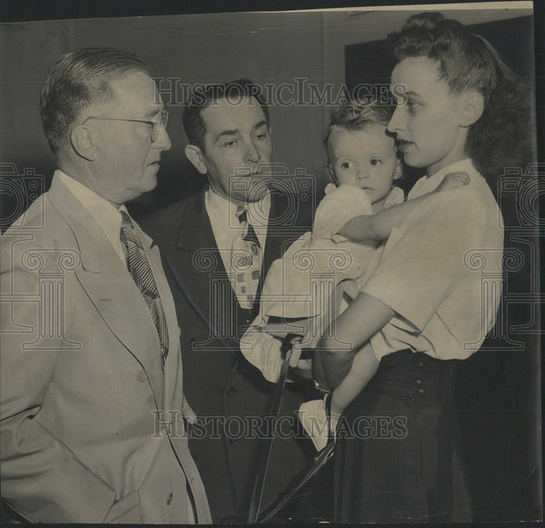 1948 Press Photo Mrs.Irene Lamphere mother of Pamela in discussion wit ...