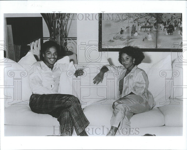 1985 Press Photo Host Deborah Crable Interview Jackson Marlon Californ ...