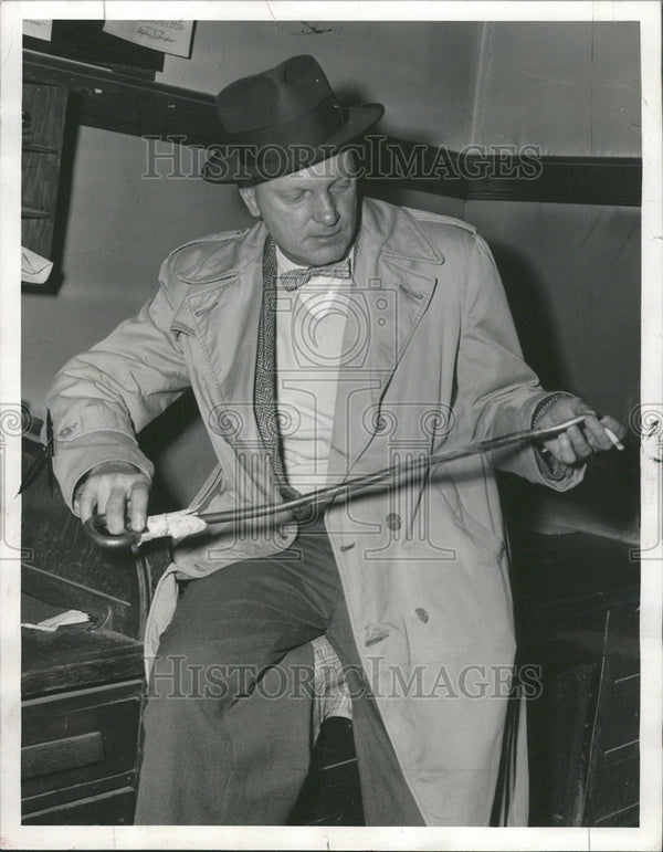 1960 Press Photo Detective John Loftus Examines Poker Used By Attacker ...