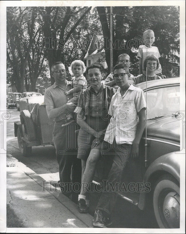 1961 Press Photo John Lemmon with family all packed for vacation to th ...