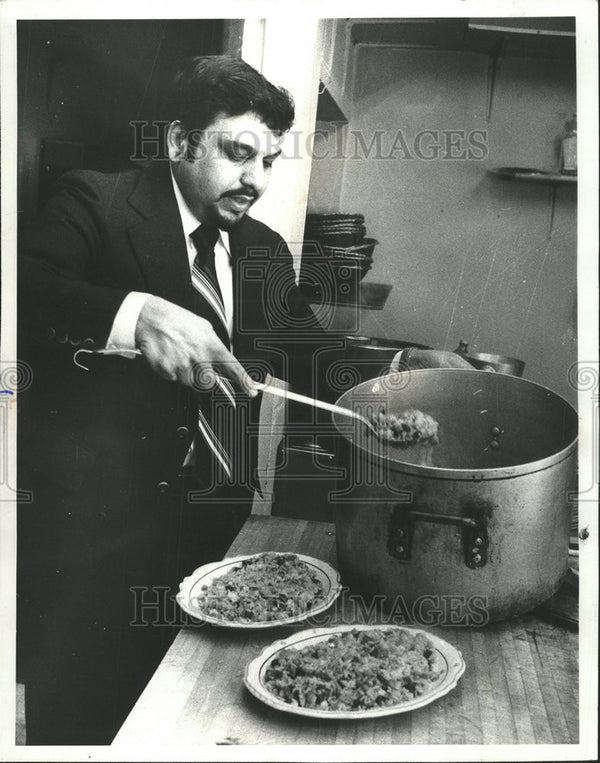 1977 Press Photo Barry Irani Taj Mahal Restaurant Owner Chicago ...