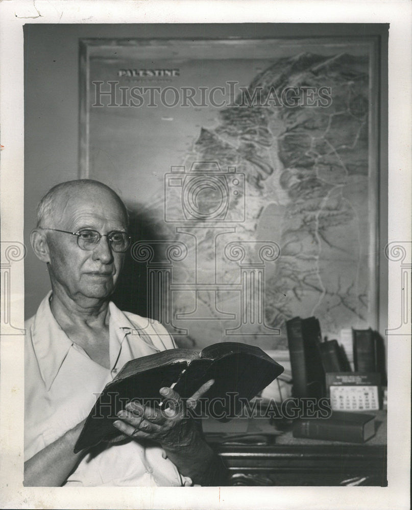 1955 Press Photo Rev.Dr.Henry H.Halley Reviewing Passages from Bible ...