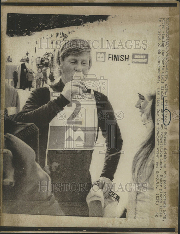 1977 Press Photo Eric Hacker Men Giant Slalom Norway drinks Pitcher wo ...