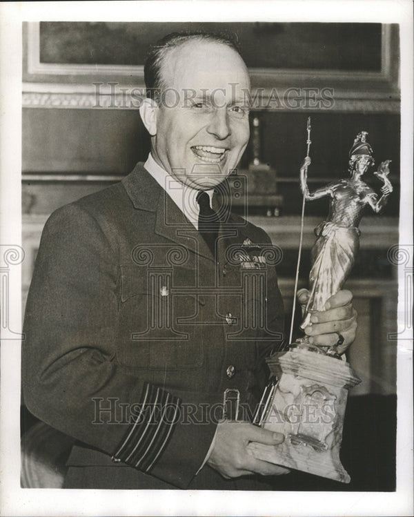 1947 Press Photo Group Captain Edward M. Donaldson - Historic Images