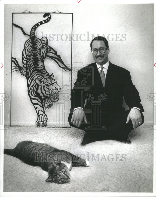 1991 Press Photo Gary Clayman with his cat and tiger. - Historic Images