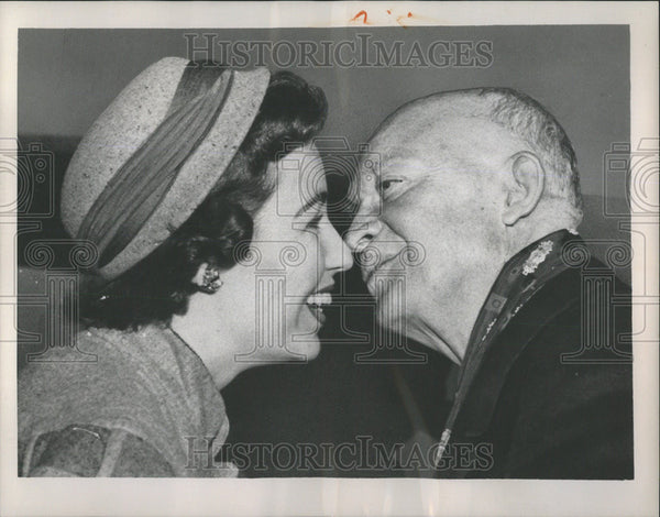 Press Photo Barbara Eisenhower Greeting Father Dwight David "Ike" Eise ...
