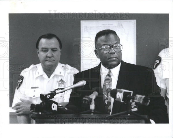 1994 Press Photo Deputy Police Michael Hermes, Police Chief Gerald A ...