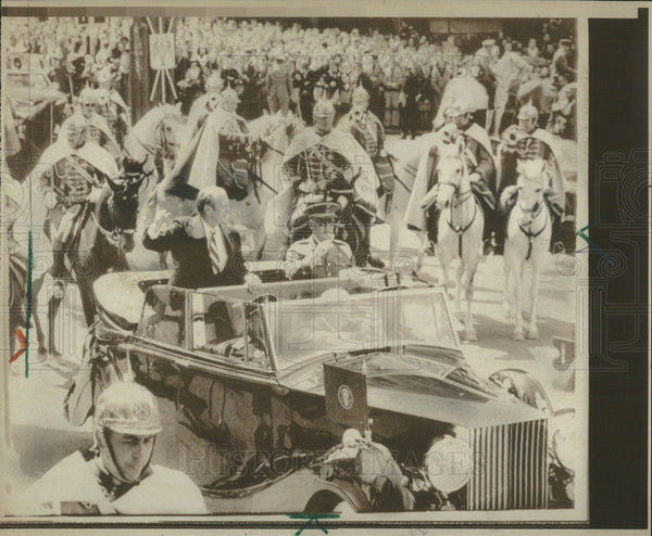 1975 Press Photo Ford Franco Motorcade Down Avenue Escort By Palace Gu ...
