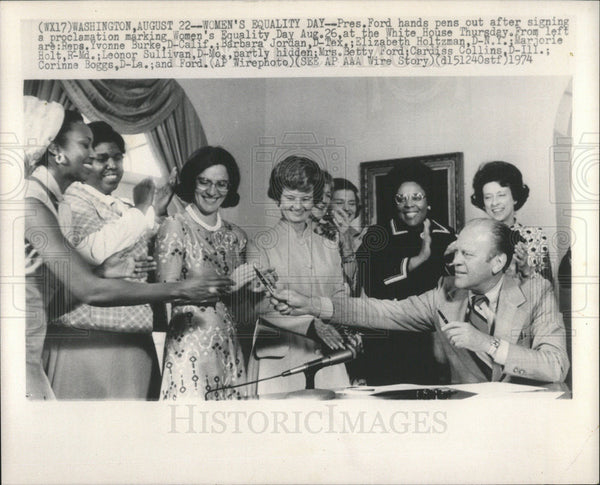 1974 Press Photo Ford Hand Pens Out After Signing A Marking Womens Equ ...